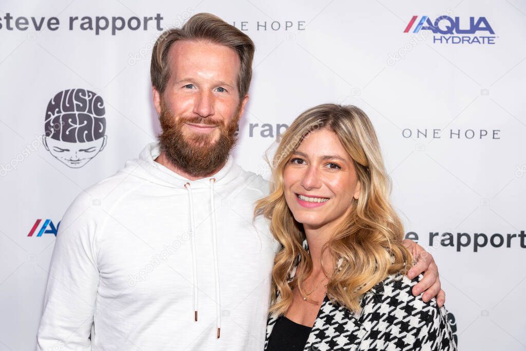 Jake Powers, Noelle Neis asiste al Rock Photographer Steve Rapport ...