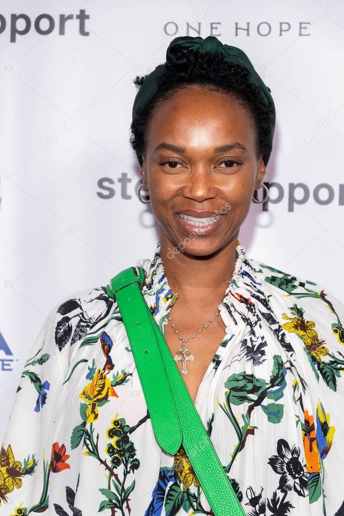 Chanda Wallace asiste al Rock Photographer Steve Rapport Photo ...