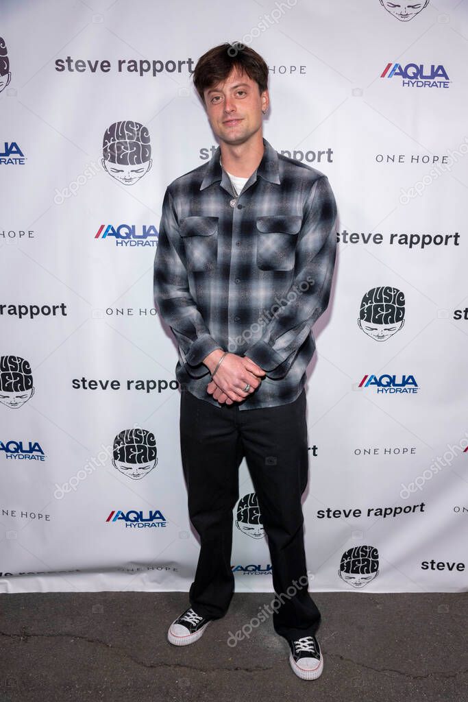 Chase Hansen asiste al Rock Photographer Steve Rapport Photo Exhibition Recepción VIP en ...