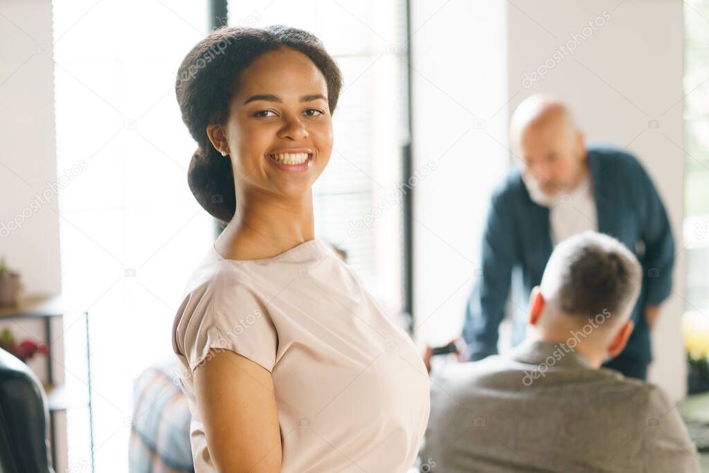 Mujer afroamericana en un loft en un ambiente de oficina. Ella exuda profesionalismo, confianza ...