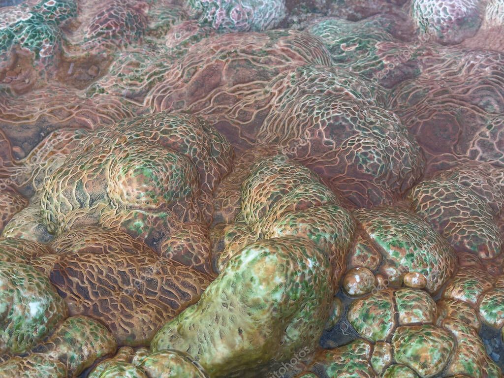 fuente de agua caliente subterránea y los colores y cambios en las ...