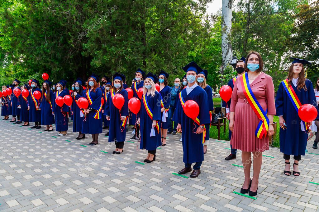 Graduados en el día de la graduación. Beltsy, Moldova 31 de mayo de ...
