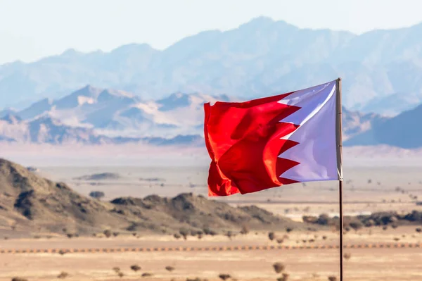 Bandera de Bahréin ondeando sobre el viento en el desierto de Arabia ...