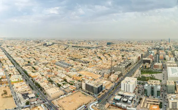 Gran panorama aéreo del centro y las afueras de la ciudad de Riad, Al ...