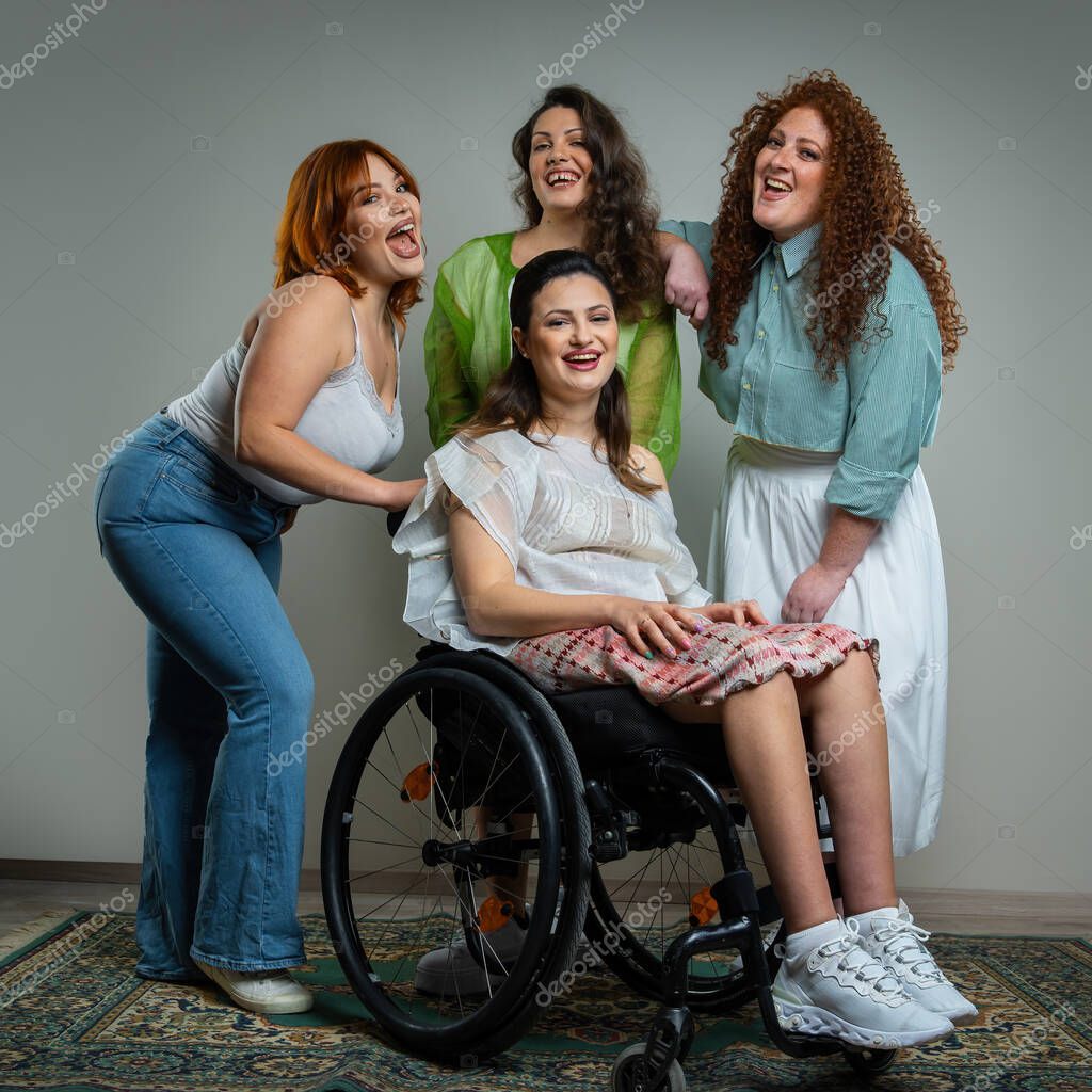 Retrato alegre de cuatro mujeres diversas: una en silla de ruedas, una con curvas, otra con ...
