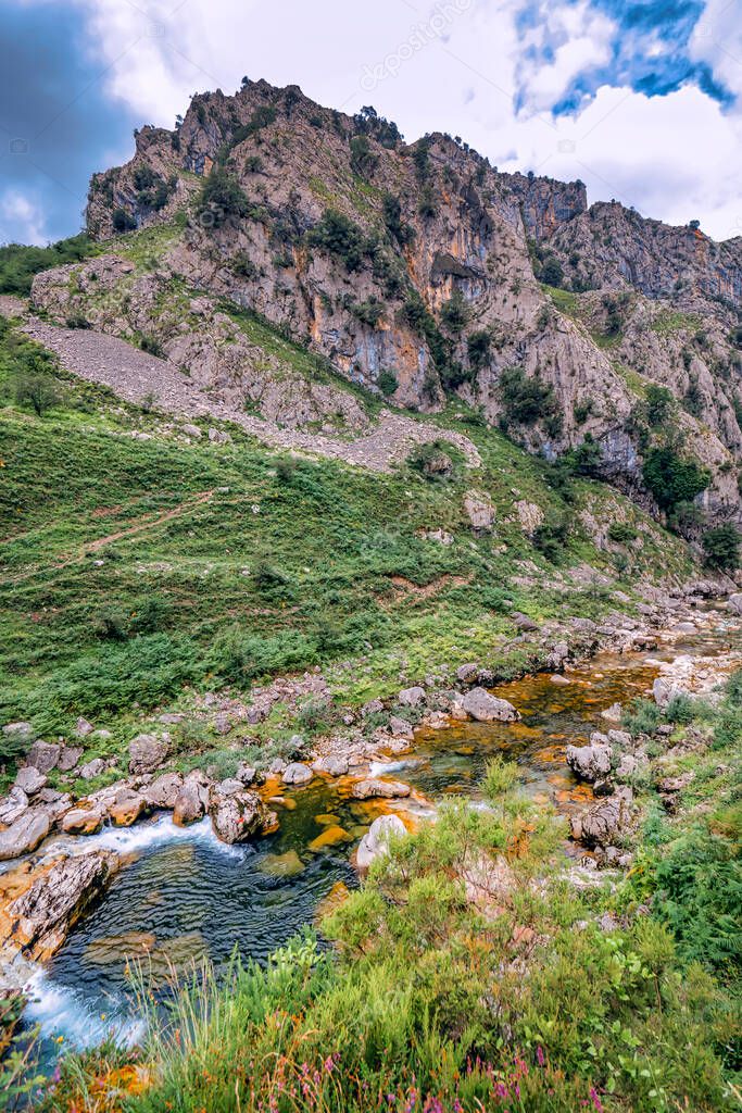 Río Cares, Cordillera, Parque Nacional Picos de Europa, Asturias ...
