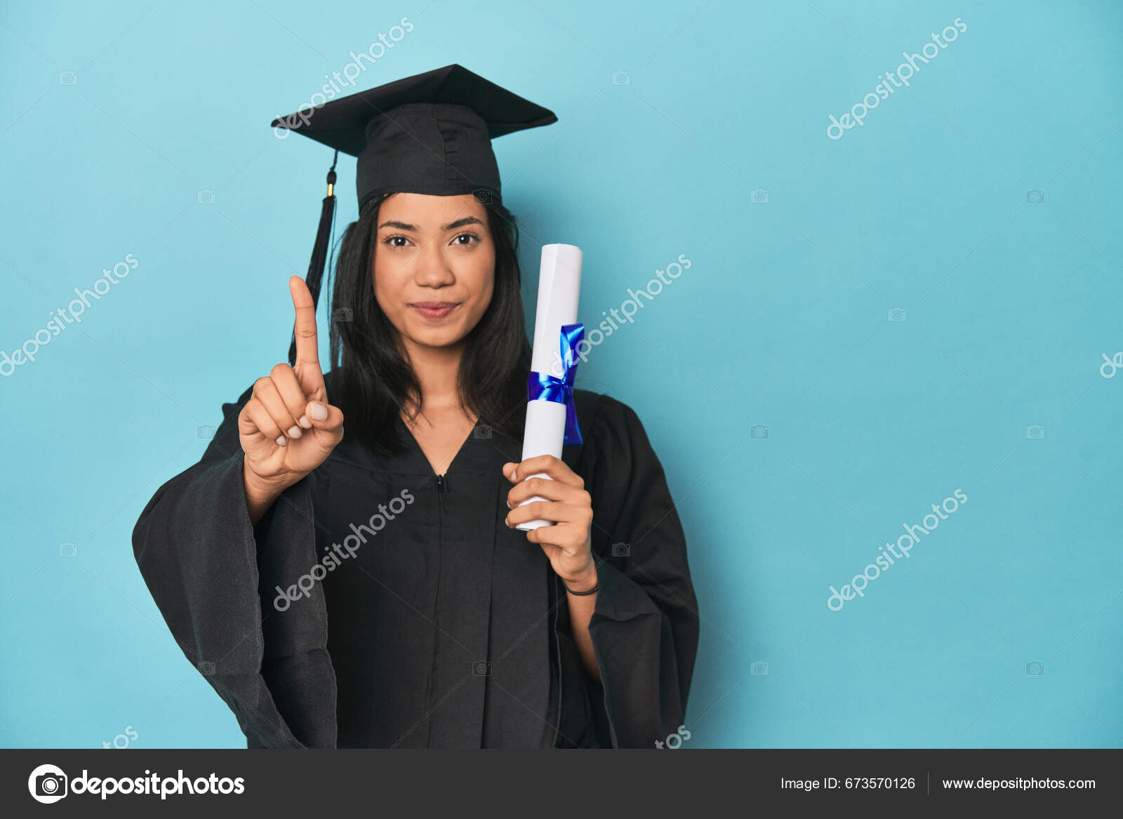 Filipina Gradúa Con Diploma Estudio Azul Mostrando Número Uno Con ...