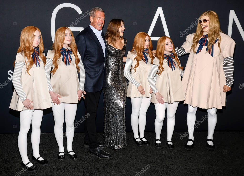 Los Angeles, CA, - 07 / 12 / 2022: Brian Williams, Allison Williams y ...