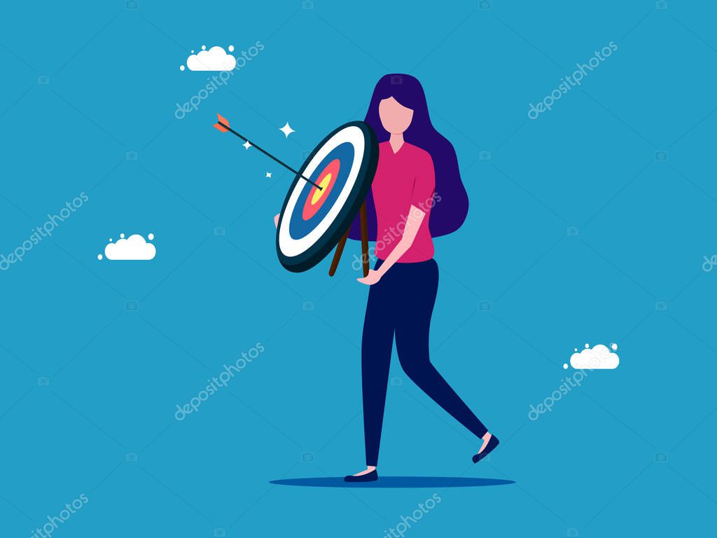 mujer sosteniendo un objetivo. El concepto de metas en la vida ...