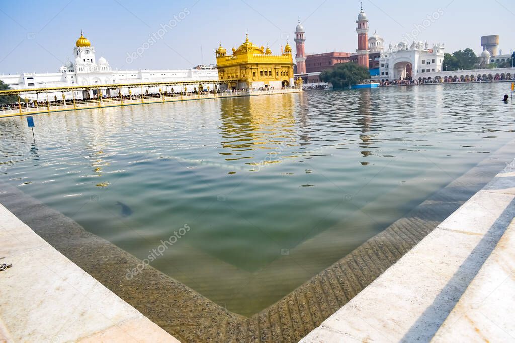 Hermosa vista del Templo Dorado (Harmandir Sahib) en Amritsar, Punjab ...