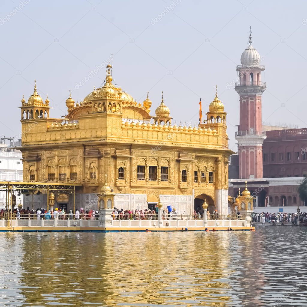 Hermosa vista del Templo Dorado (Harmandir Sahib) en Amritsar, Punjab ...