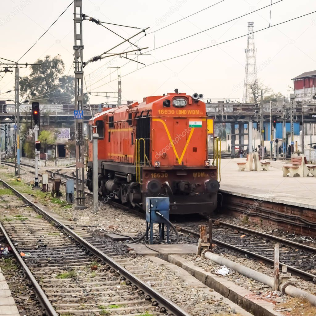 Amritsar, India, 03 de febrero de 2024 - Tren indio motor de locomotora ...