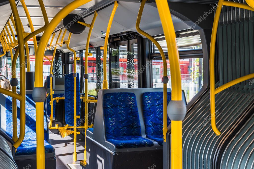 Diseño interior de un autobús moderno. El interior de los autobuses es ...