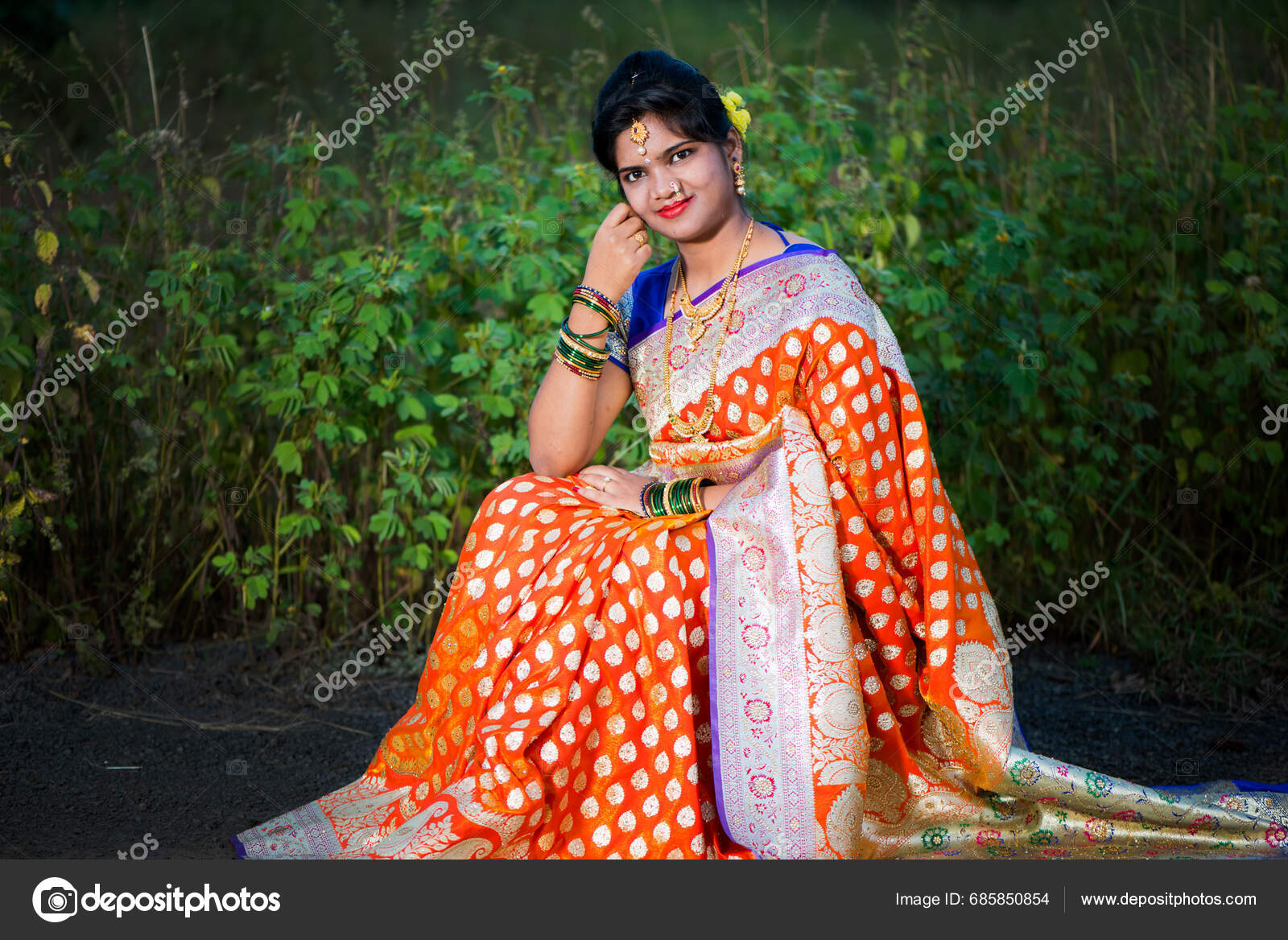 Hermosa Novia India Con Saree — Foto de stock #685850854 © CRSPHOTOS