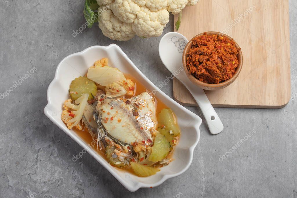 Gaeng Som Southern Thai Spicy Sour Yellow Curry Fish with Mixed ...