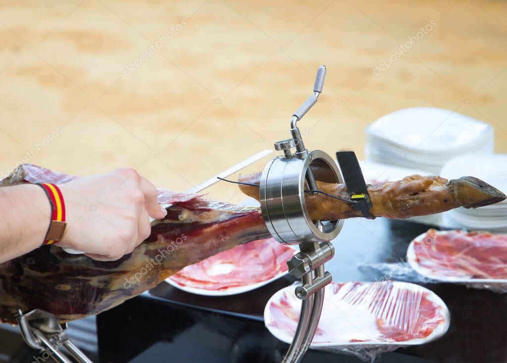 Detalle de jamón ibérico cortado por un profesional. Concepto cerdo ...