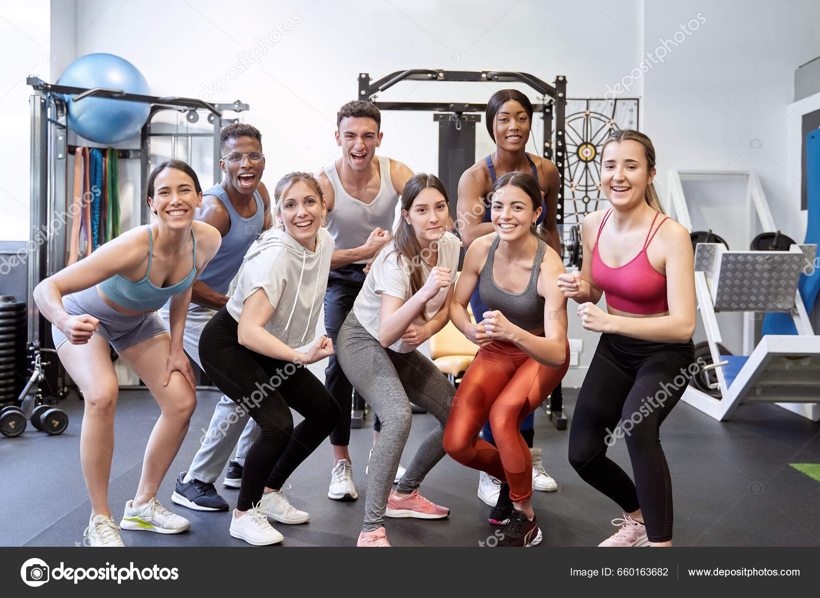 Diverse Group Friends Gym Looking Camera Enjoying Themselves — Stock ...