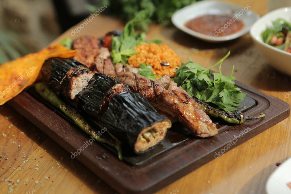 Delicioso plato de carne a la parrilla tradicional de kebab turco de la ...