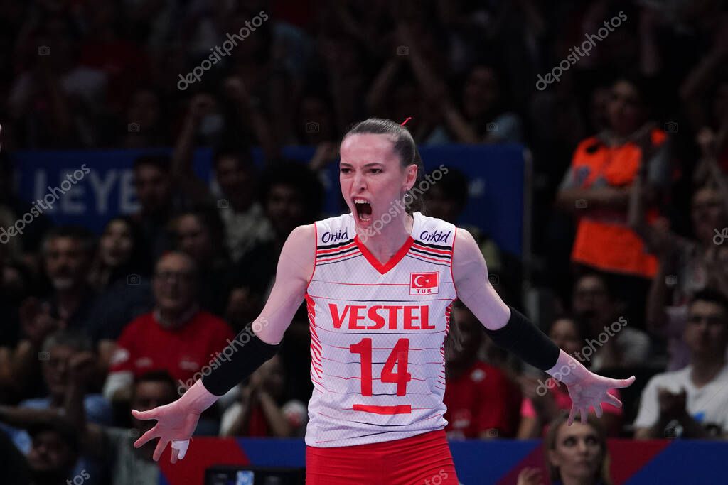 ANKARA, TURQUÍA - 03 DE JUNIO DE 2022: Erdem Dundar Eda en el partido ...