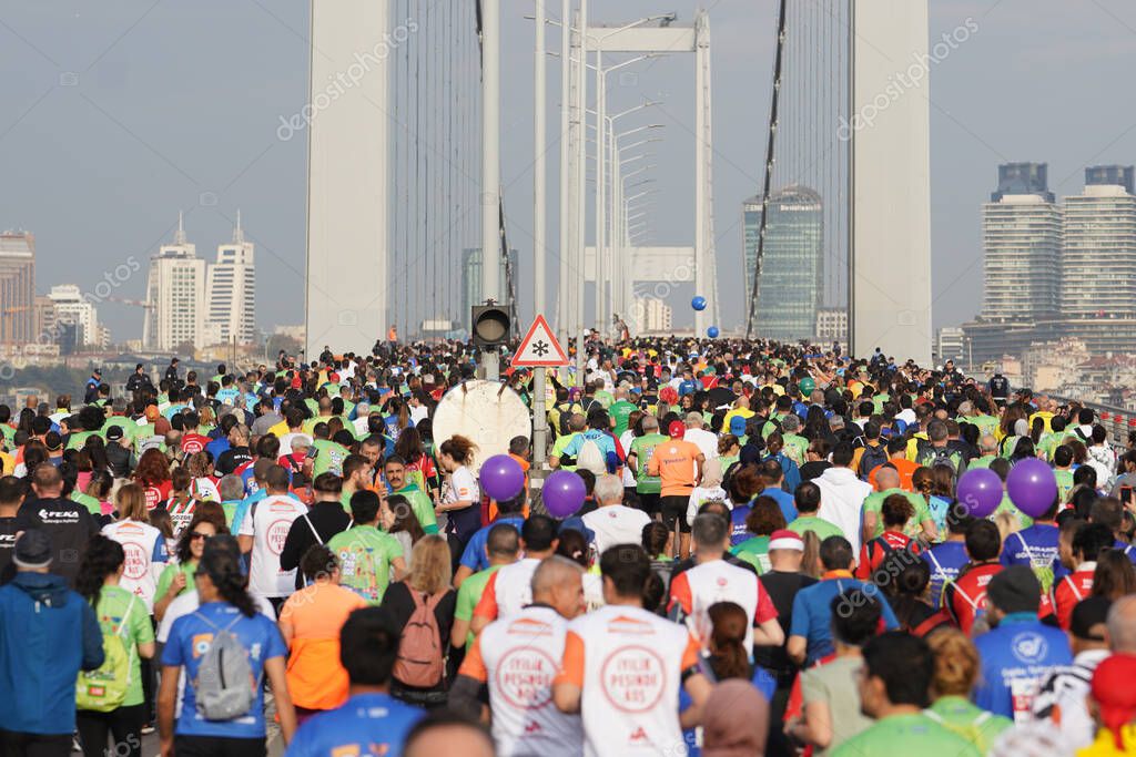 ISTANBUL, TURQUÍA - 06 DE NOVIEMBRE DE 2022: Atletas corriendo en 44 ...