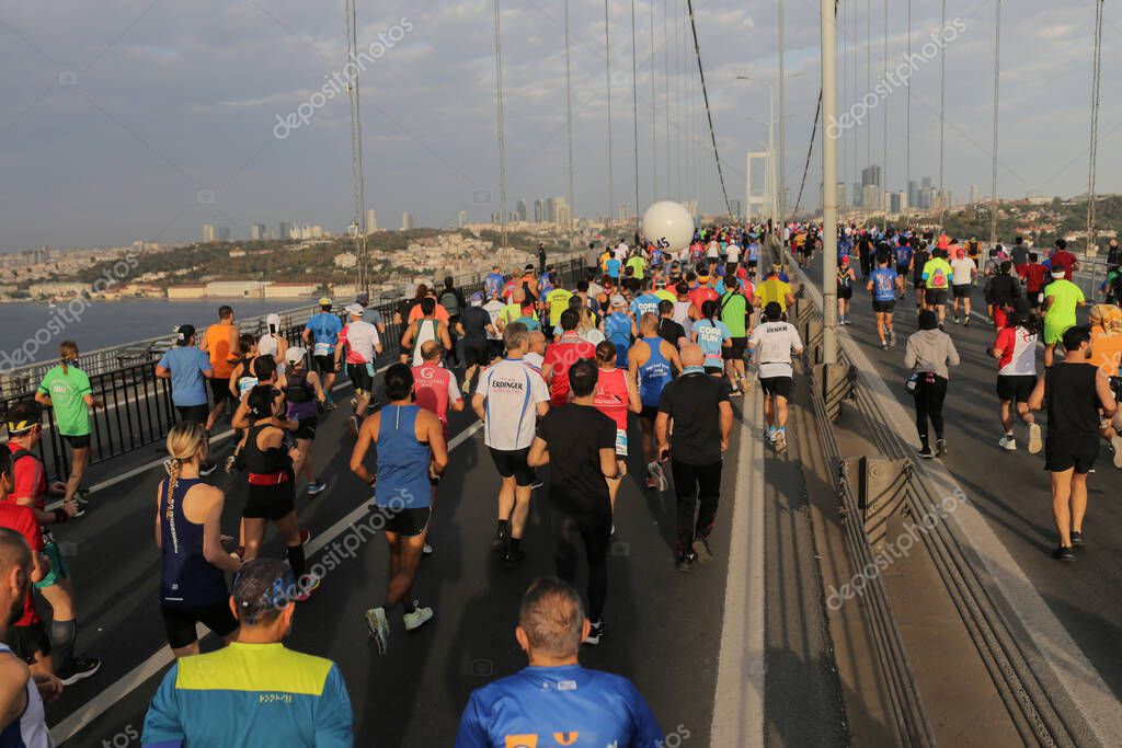 ISTANBUL, TURQUÍA - 06 DE NOVIEMBRE DE 2022: Atletas corriendo en 44 ...