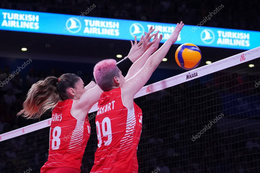 ANKARA, TURQUÍA - 05 DE JUNIO DE 2022: Gunes Zehra y Karakurt Ebrar en acción durante el partido ...