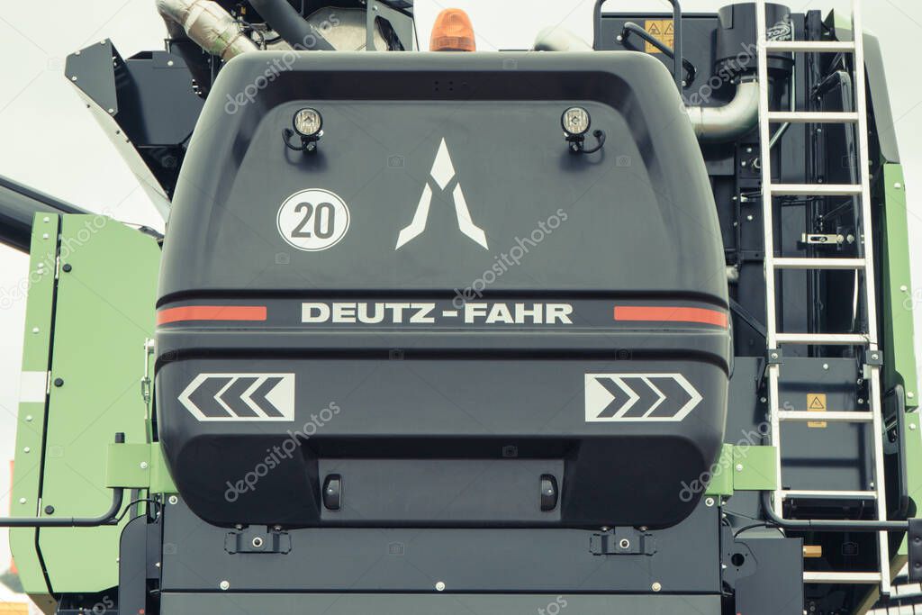 Bednary, Polonia - 25 de septiembre de 2021: Agroshow. La marca Deutz ...