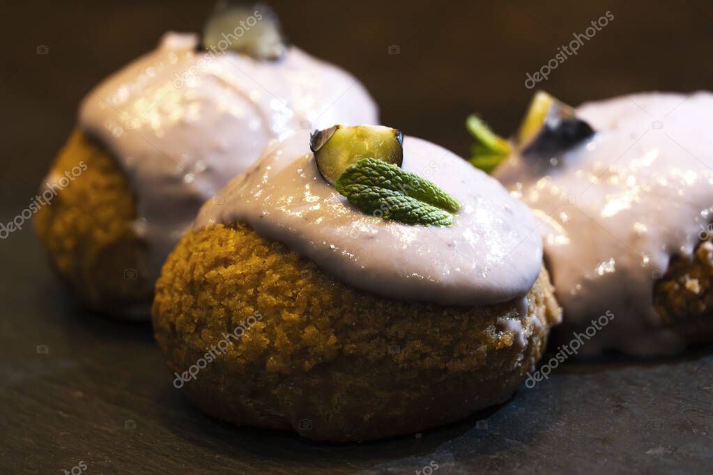 La pastelería choux dorada y aireada está llena de natillas ricas y ...