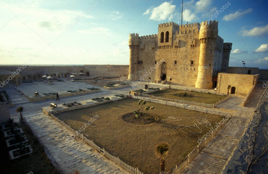 La arquitectura de Citadel y Fort Qaitbey en Al Corniche Road en la ...