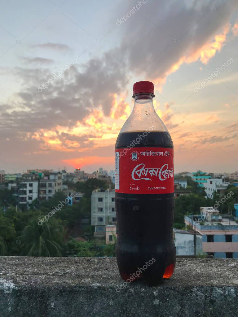 NEAPOLI, GRECIA - JUNIO 2019: Coca-Cola 330 ml puede colocarse en una ...