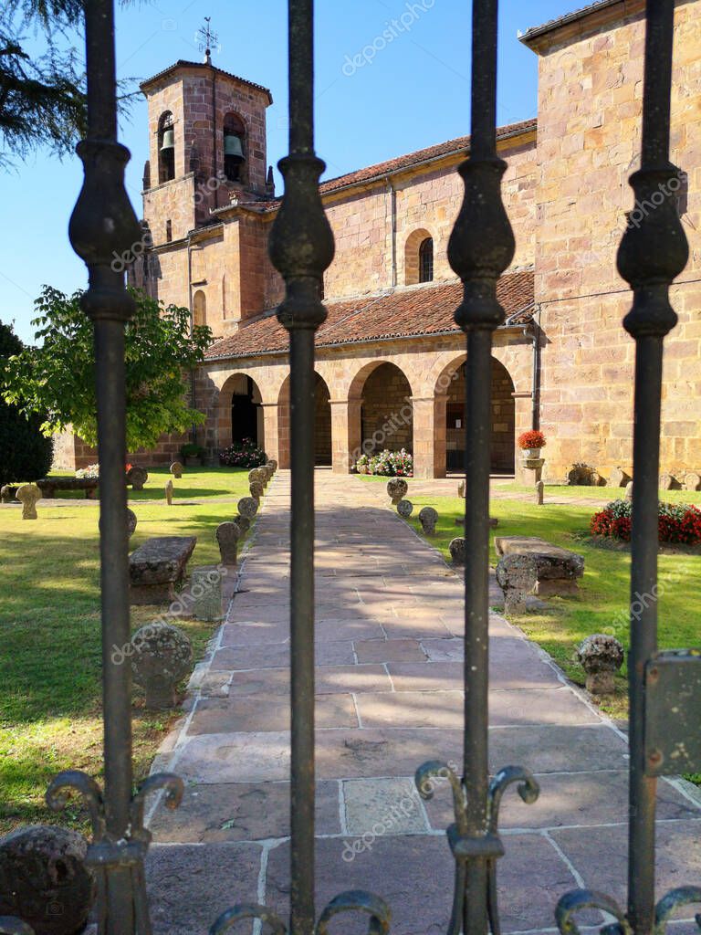 Cementerio navarro de Etxalar, con estelas discoides de origen celta ...