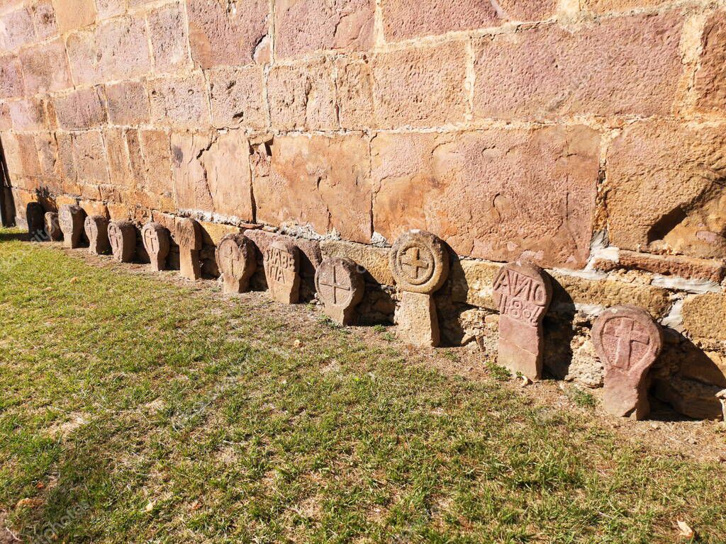 Cementerio navarro de Etxalar, con estelas discoides de origen celta ...