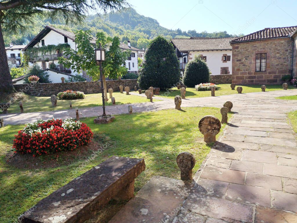 Cementerio navarro de Etxalar, con estelas discoides de origen celta ...