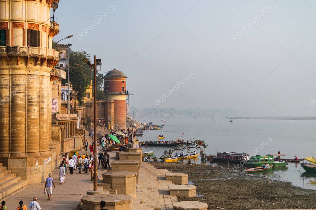 las orillas del río Ganges con un alto número de personas, familias y ...