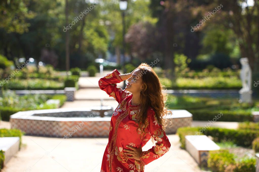 Una mujer hermosa lleva un vestido tradicional marroquí en rojo y ...