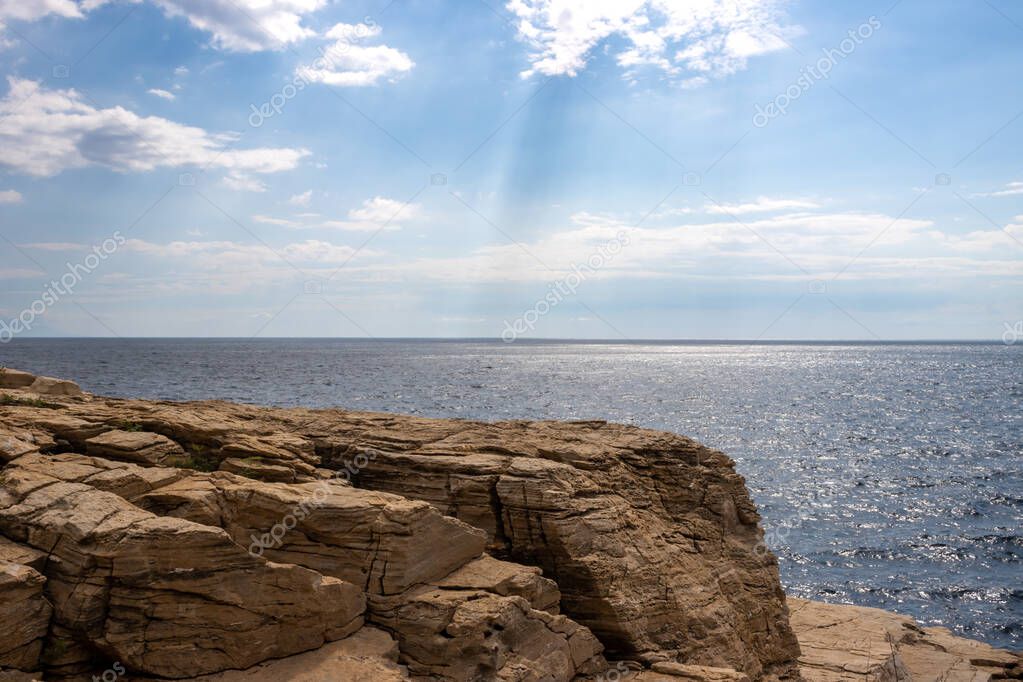 Detalles de la estructura de una roca caliza sobre el mar. Mar Tracio ...