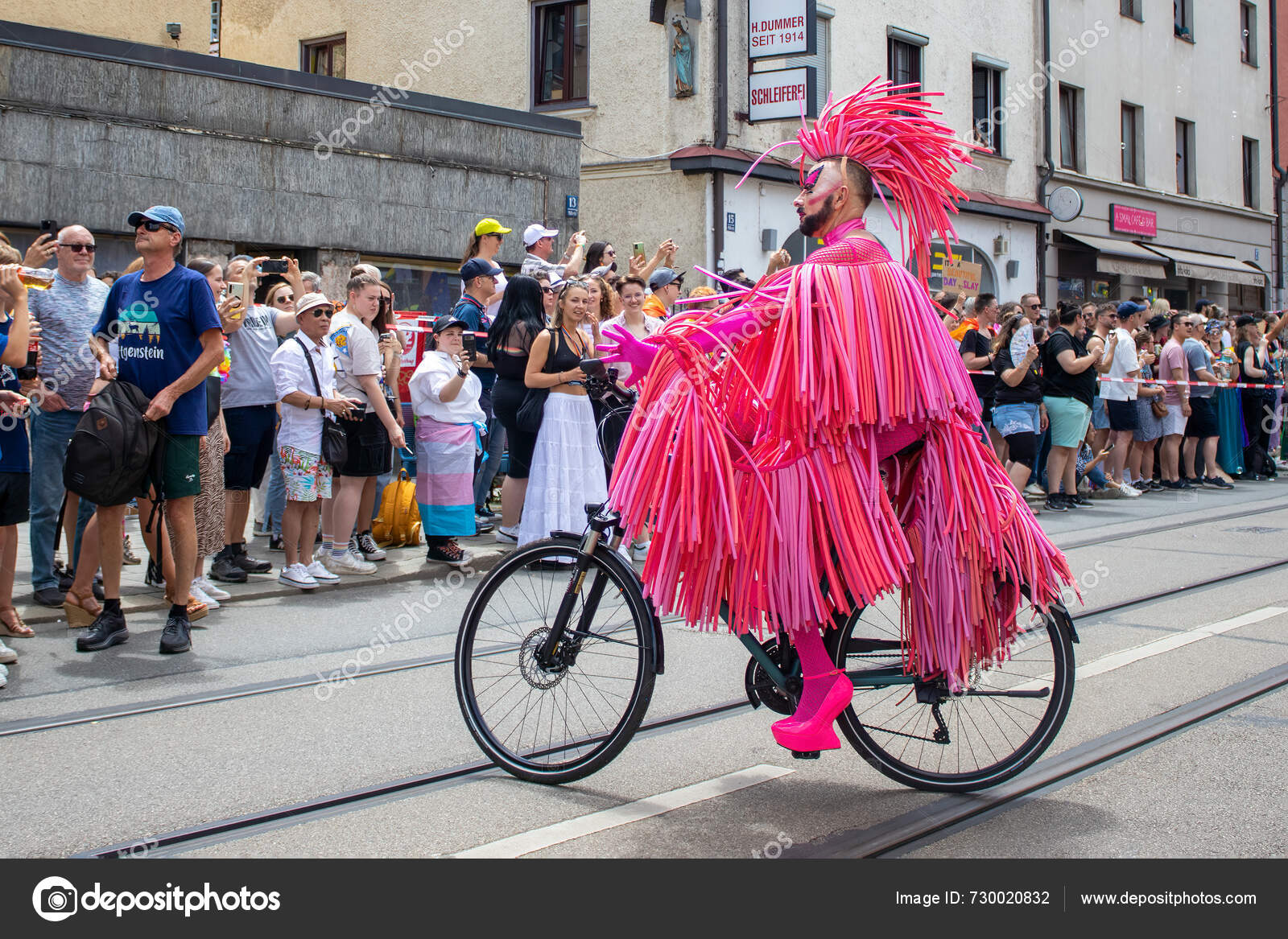 Munich Alemania Junio 2024 Desfile Del Orgullo Brillantes Felices ...