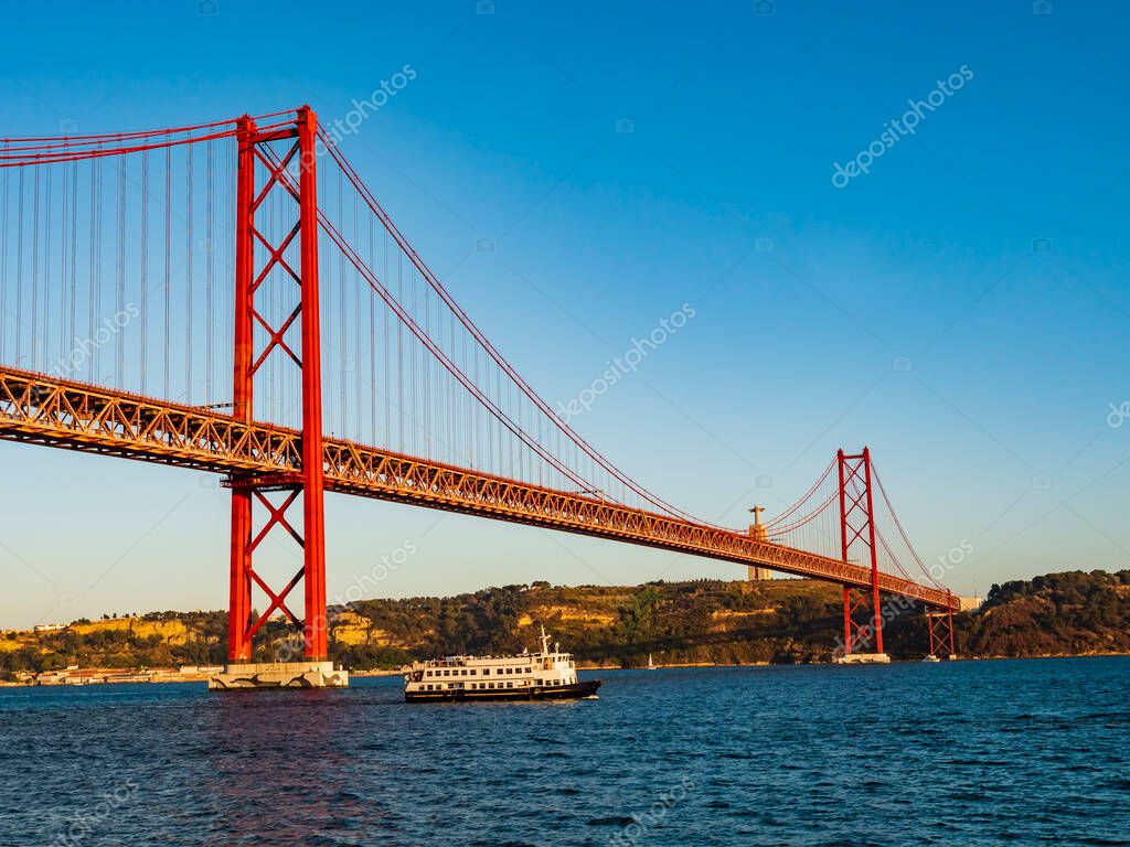 Impresionante vista del puente colgante del 25 de abril (25 de abril ... Impresionante vista del puente colgante del 25 de abril (25 de abril ...