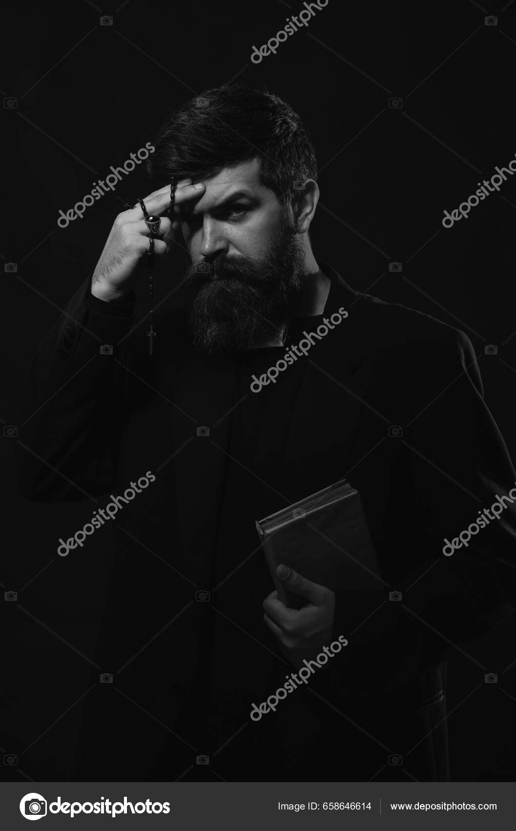 Pastor Predicador Con Biblia Oración Manos Sacerdote Retrato Pastor