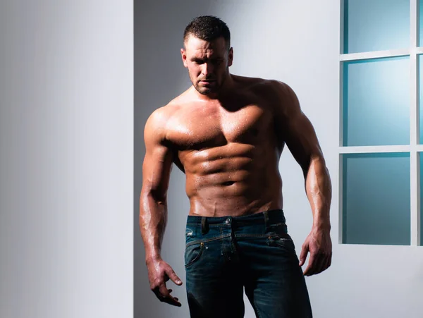 Muskelmand, skjorteløs mandlig model, bar overkrop. — Stock-foto © Tverdohlib.com #416046880