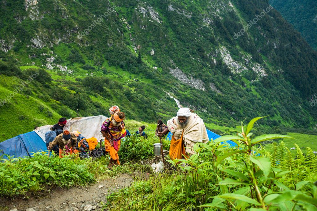 14 de julio de 2022, Himachal Pradesh India. Himalaya Sadhus trekking ...