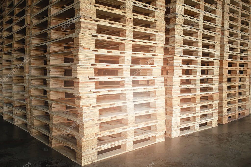 Paletas de madera apiladas en almacén de almacenamiento. 2023