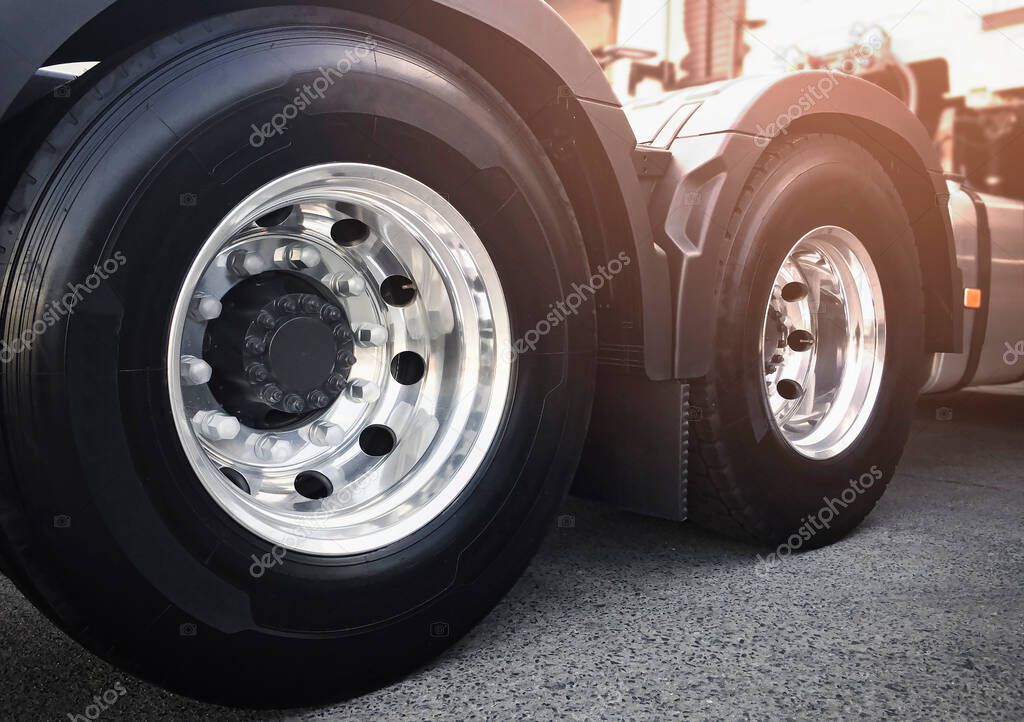 Neumáticos de ruedas de camión semirremolque grande. Caucho, neumáticos ...