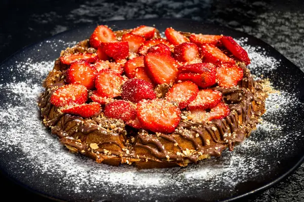 Delicia de gofres con fresa fresca Topping. Ideal para el desayuno, el ...