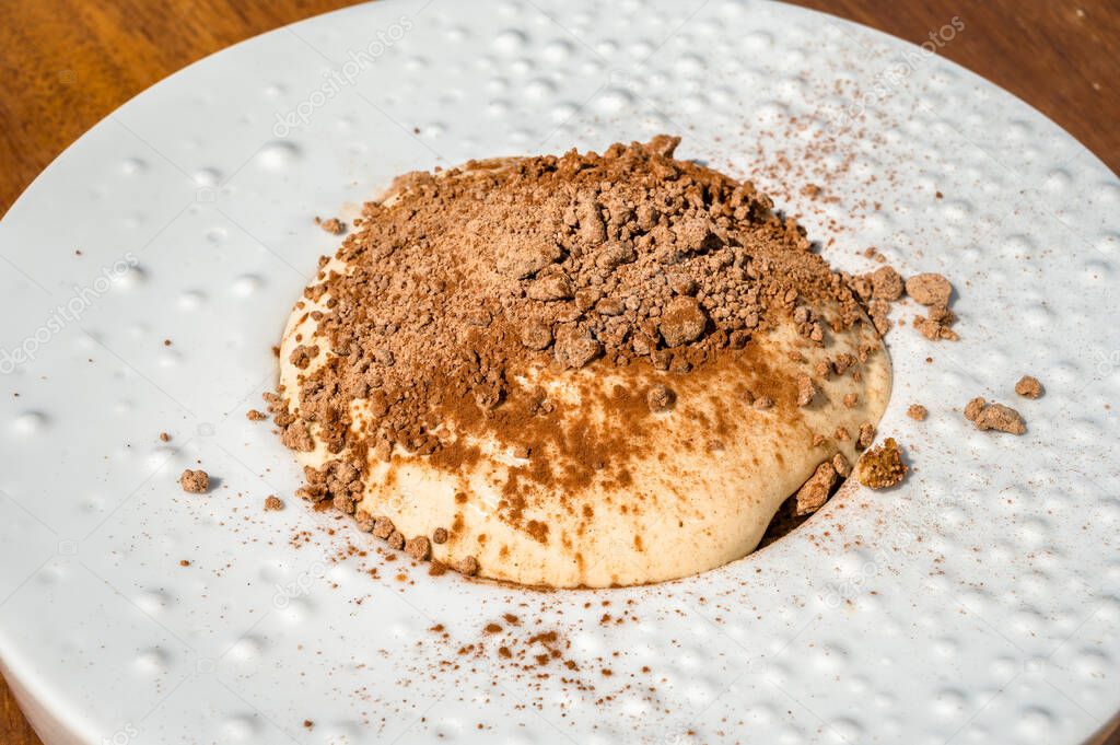 Postre de chocolate en forma de ratón adornado con cáscaras de ...