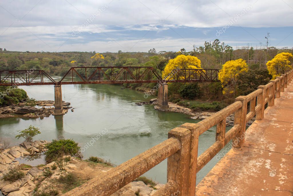 Paisaje con el antiguo puente de hierro Epitacio Pessoa y detalle de la ...