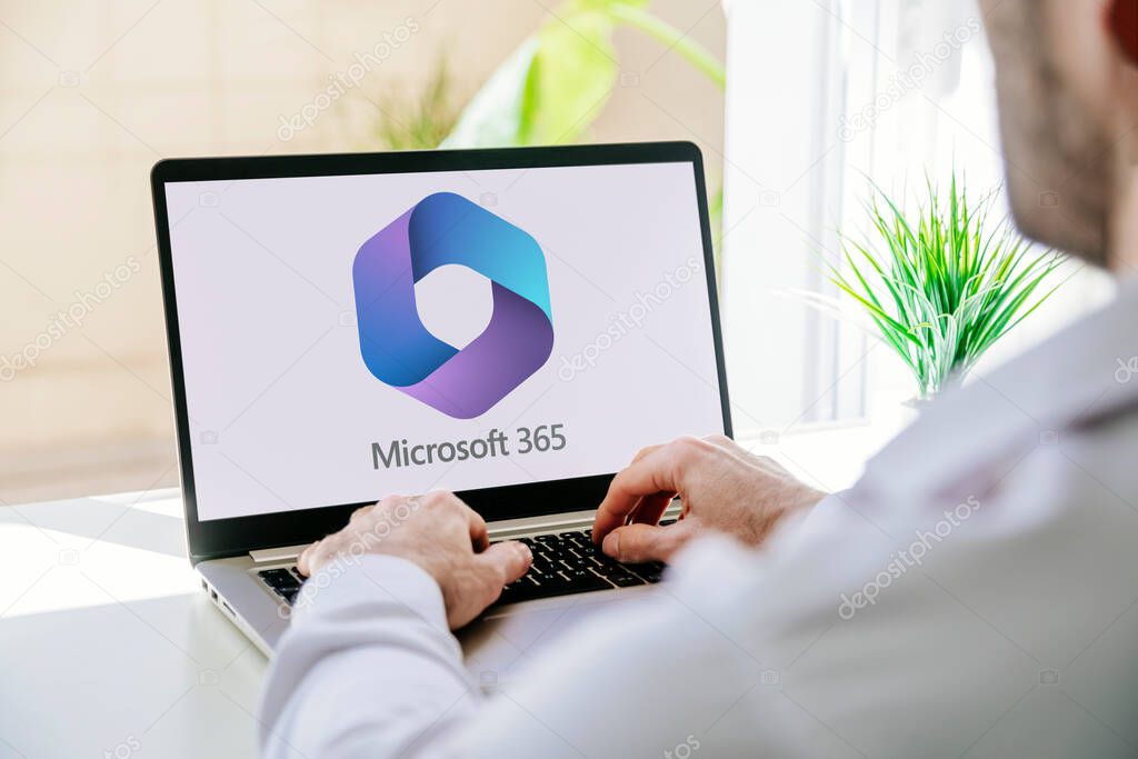Hombre usando un ordenador portátil que muestra el logotipo de Microsoft Office 365 en la ...