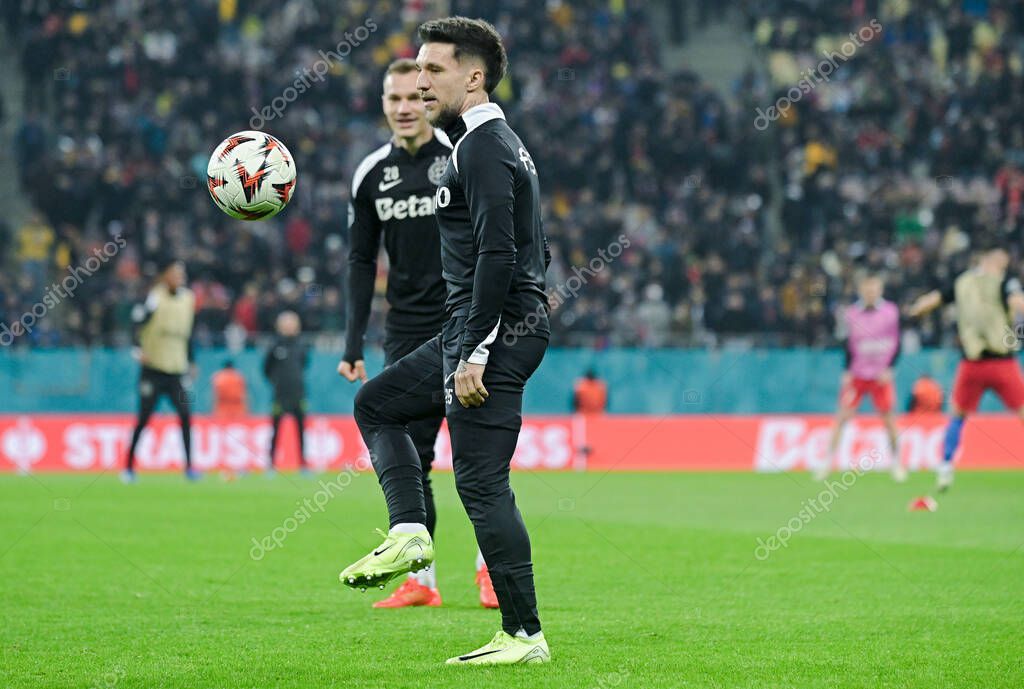 Alexandru Baluta (FCSB) fotografiado antes del partido de la UEFA ...