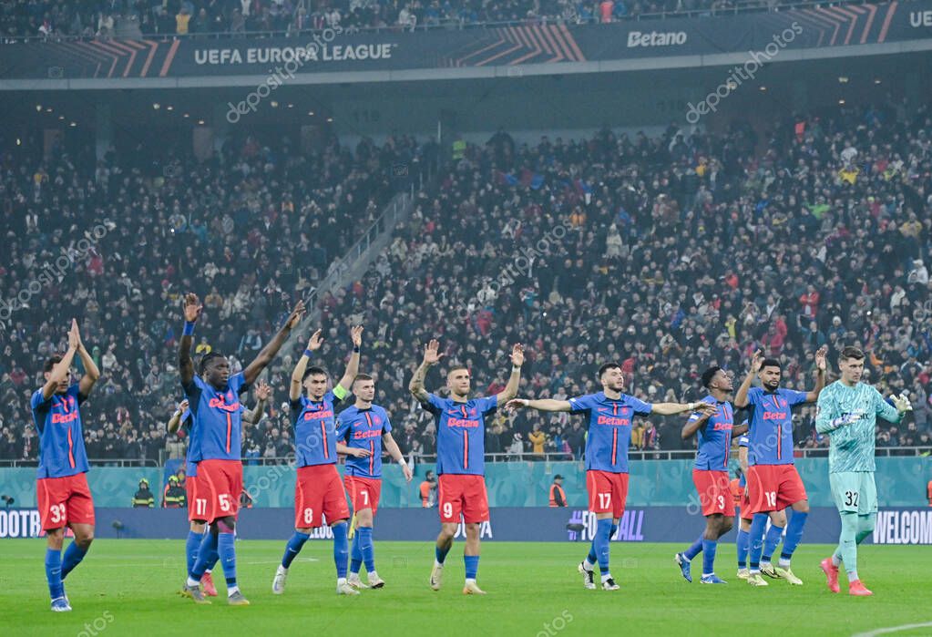 Los fanáticos de la FCSB saludan a sus fanáticos antes del partido de ...