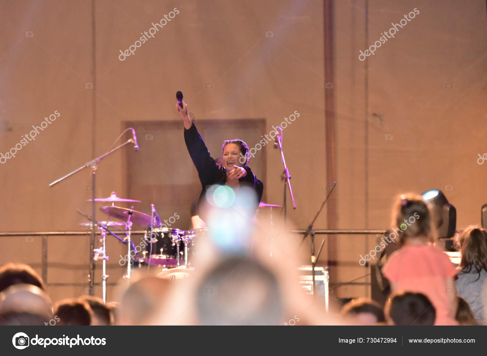 Crowd People Dancing Concert — Stock Editorial Photo © ditadumitru ...
